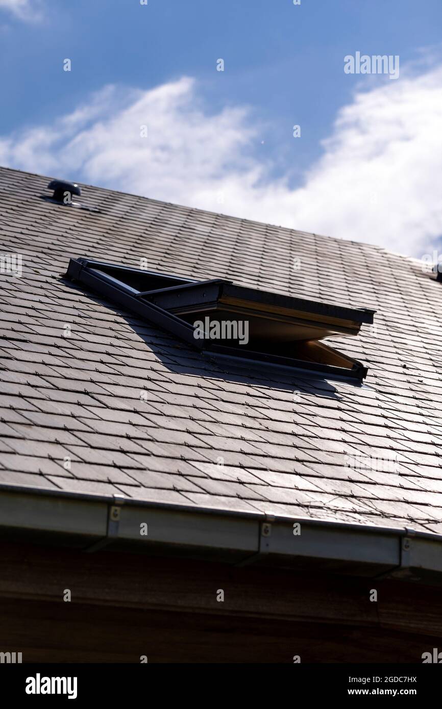 Pose lucarne rampante Banque de photographies et d’images à haute ...