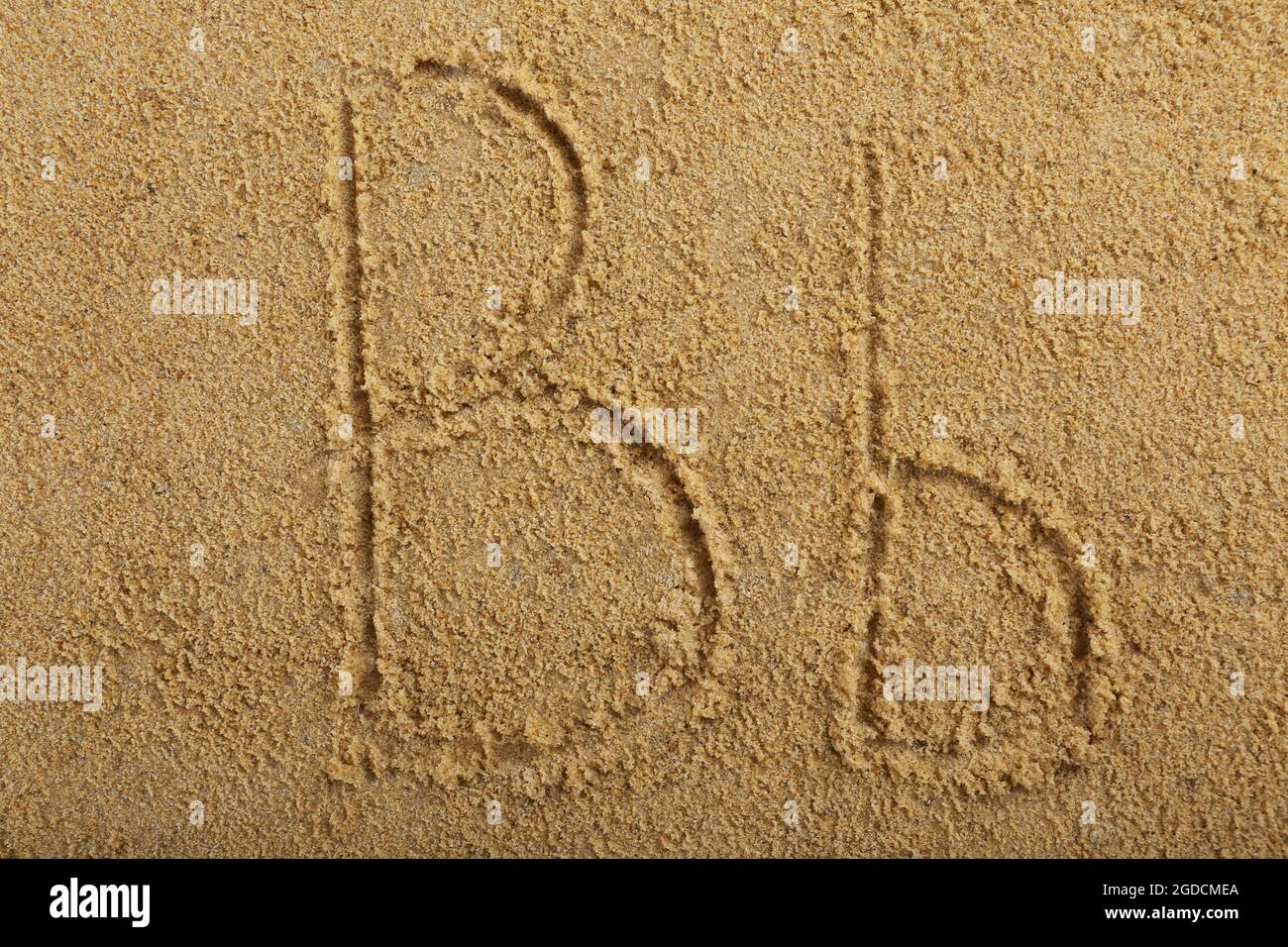 Lettre de l'Alphabet écrites sur du sable de plage humide Photo Stock ...