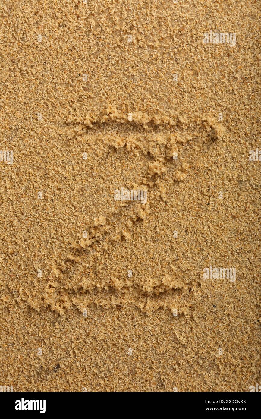 Lettre de l'Alphabet écrites sur du sable de plage humide Photo Stock ...