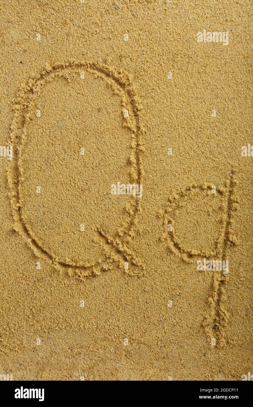Lettre de l'Alphabet écrites sur du sable de plage humide Photo Stock ...