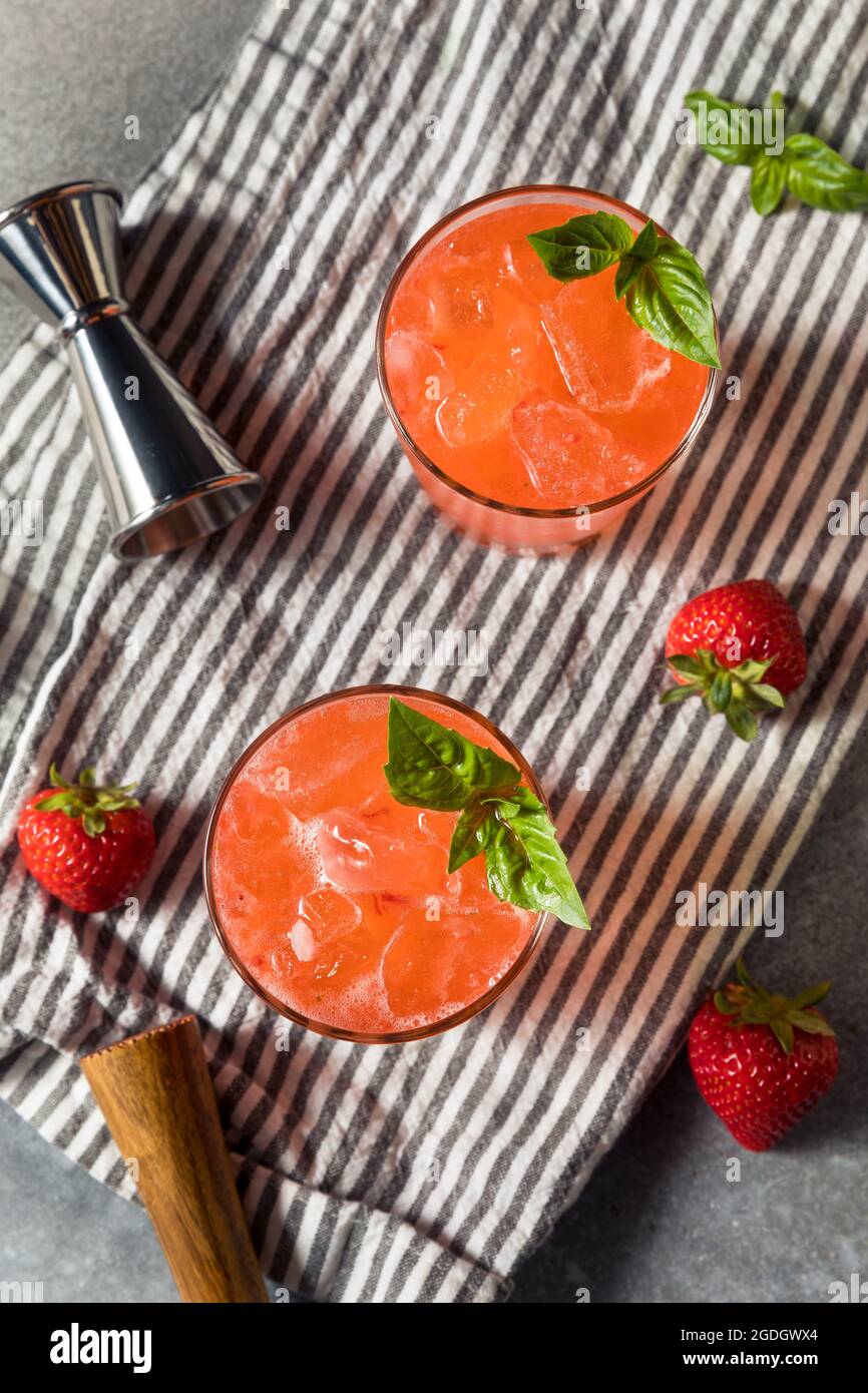 Gin aux fraises Banque de photographies et d’images à haute résolution ...