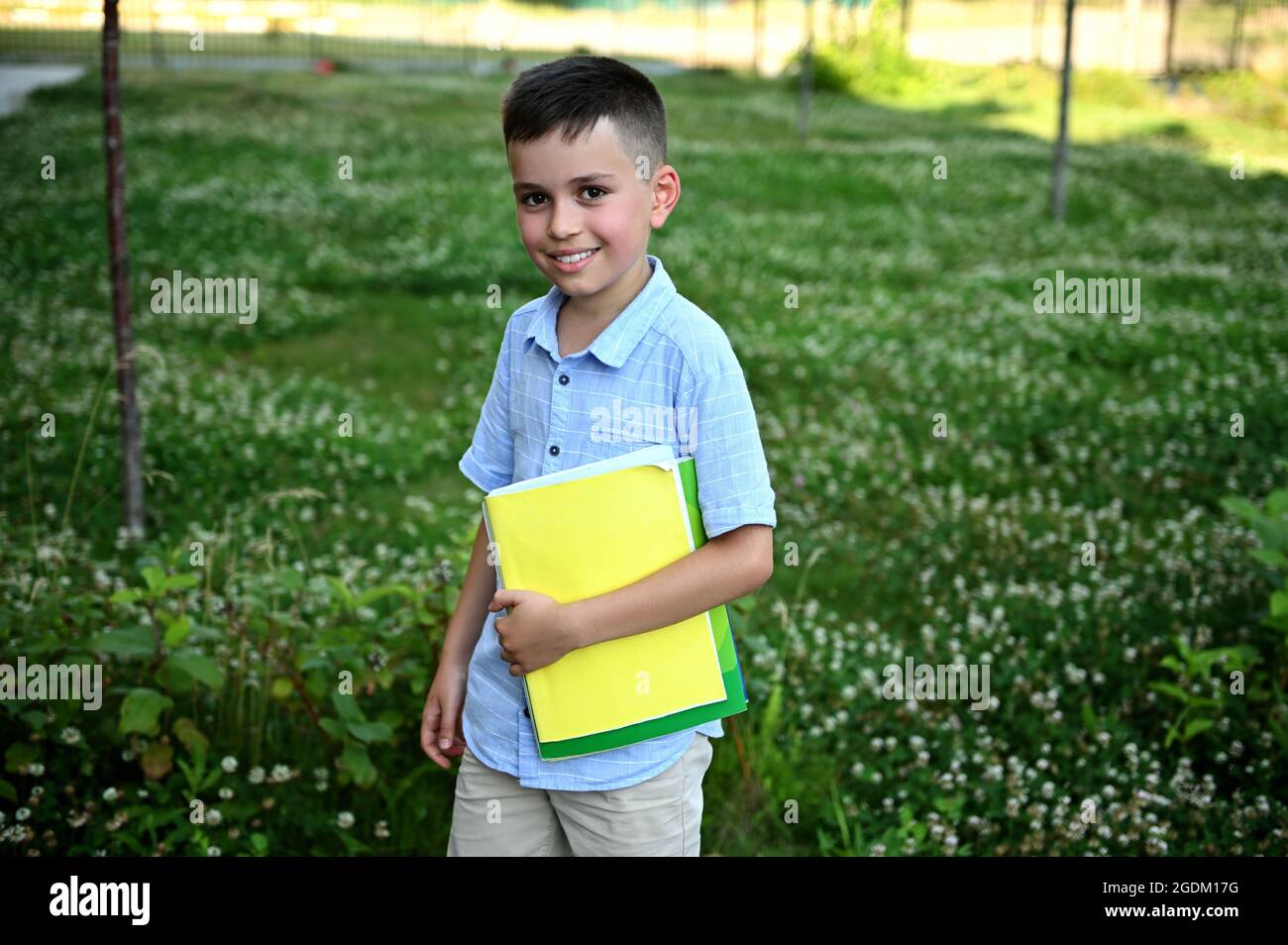 Heureux étudiant de l'école élémentaire de retour à l'école. Adorable ...