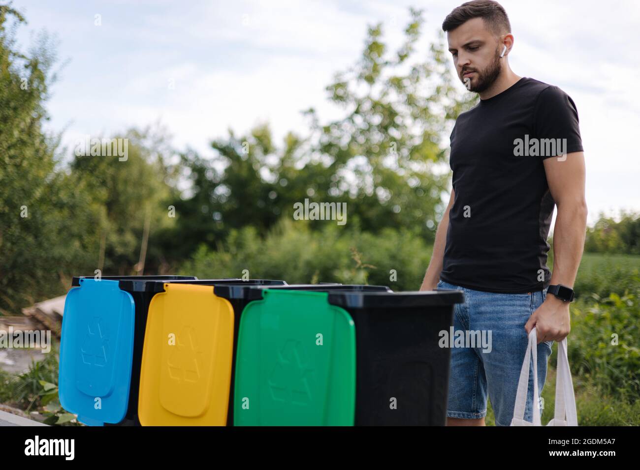 Un homme avec un emballage écologique pour les déchets apporte des ...