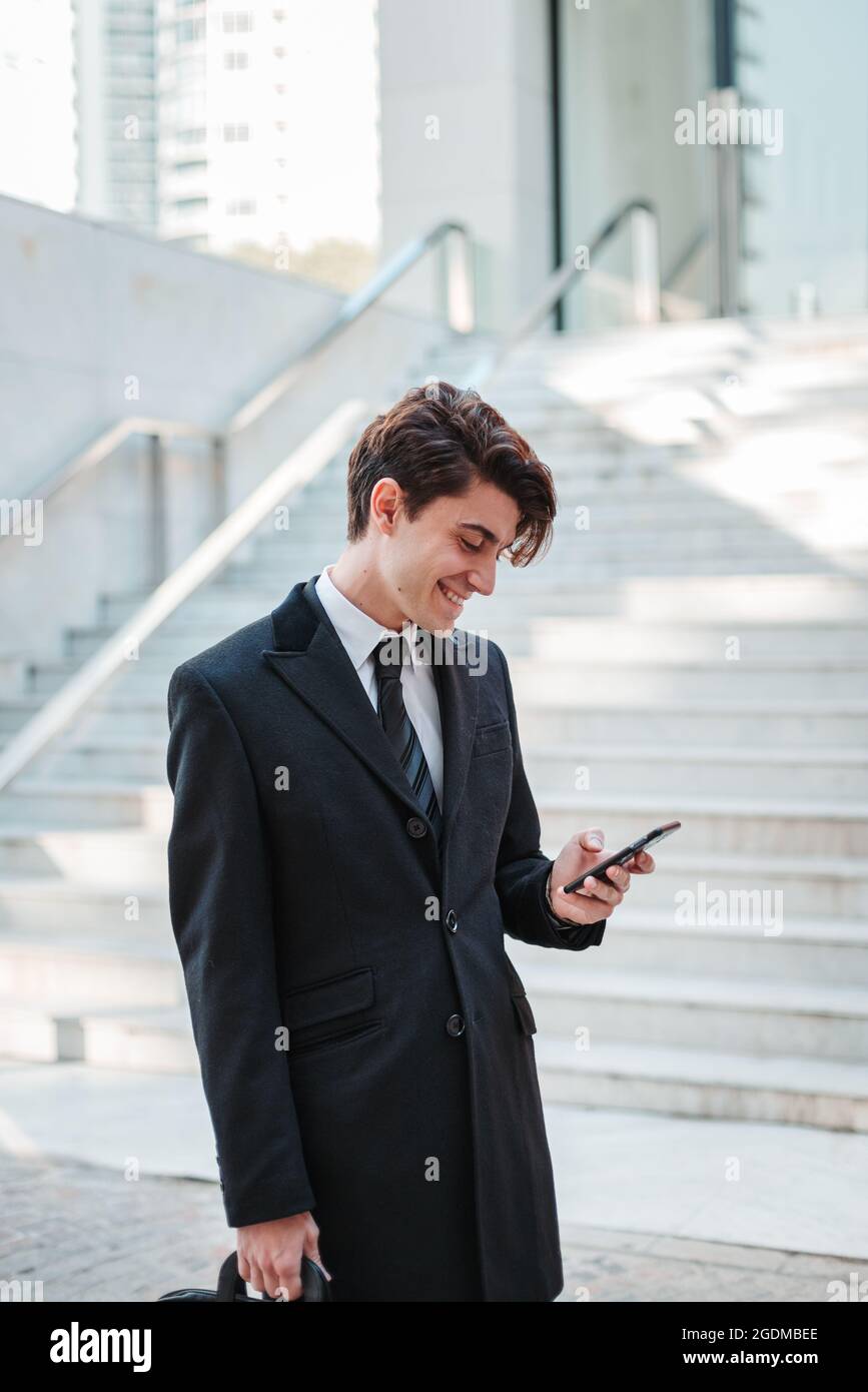 Photo verticale d'un jeune homme caucasien gai habillé ...