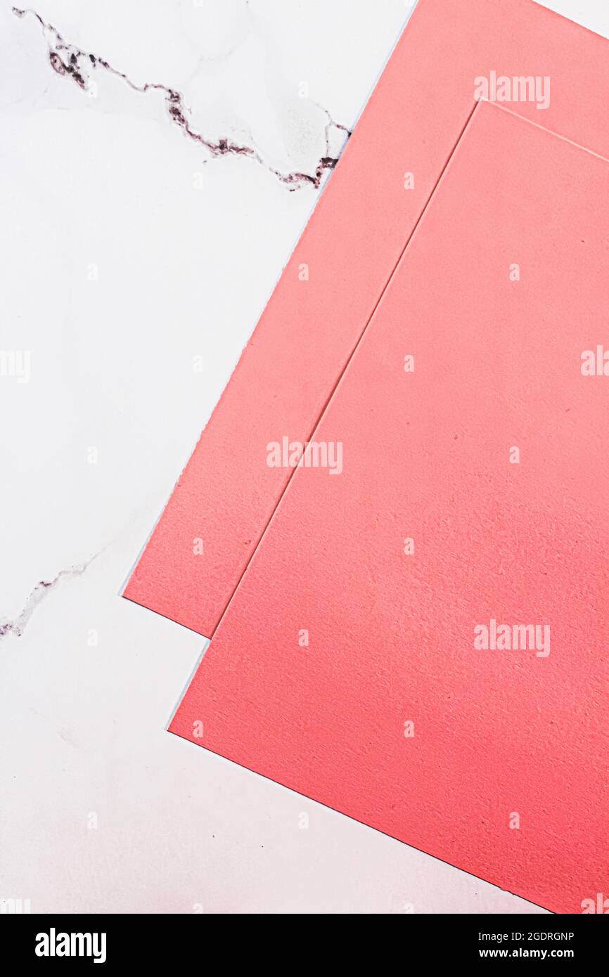 Papiers A4 roses sur fond de marbre blanc comme plat de papeterie de ...