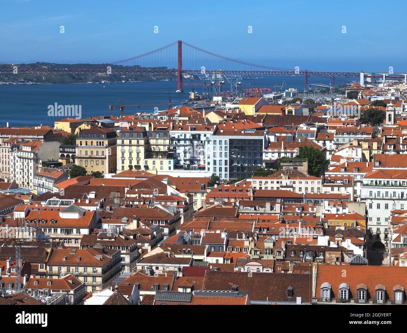 Une vue aérienne de la ville de Lisbonne avec le pont rouge du 25 avril ...