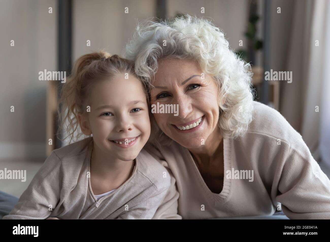 Old granny Banque de photographies et d’images à haute résolution - Alamy