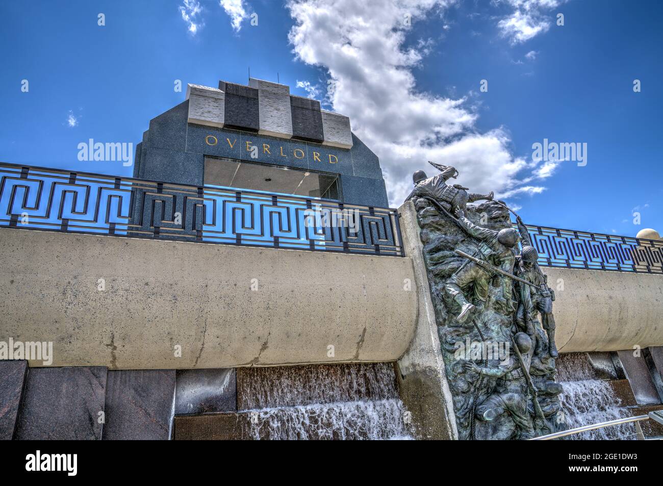 La sculpture de mise à l'échelle du mur menant à l'Arche Overlord au ...