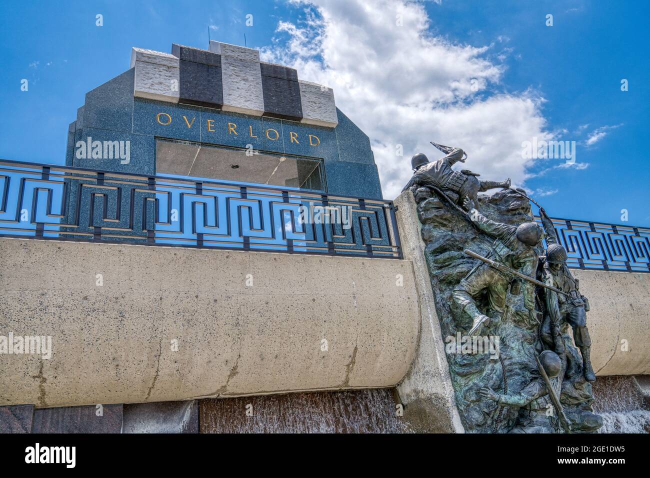 La sculpture de mise à l'échelle du mur menant à l'Arche Overlord au ...
