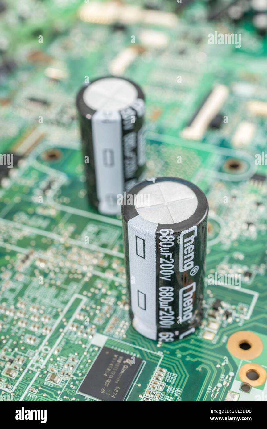 Capacitor capacitors pcb Banque de photographies et d’images à haute résolution - Page 2 - Alamy
