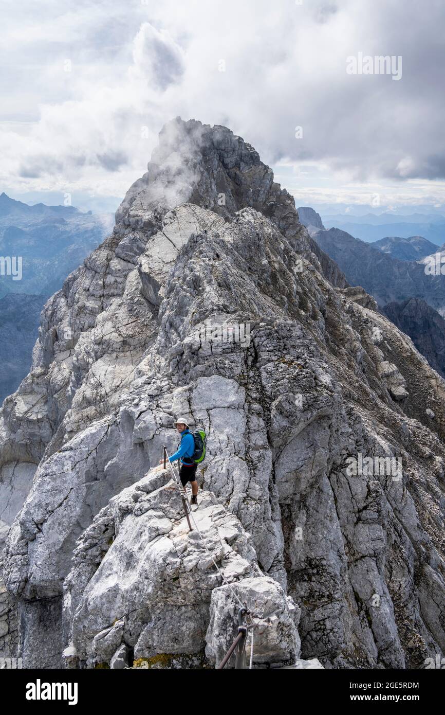 Randonneurs sur la via ferrata au sommet central de Watzmann, sentier ...