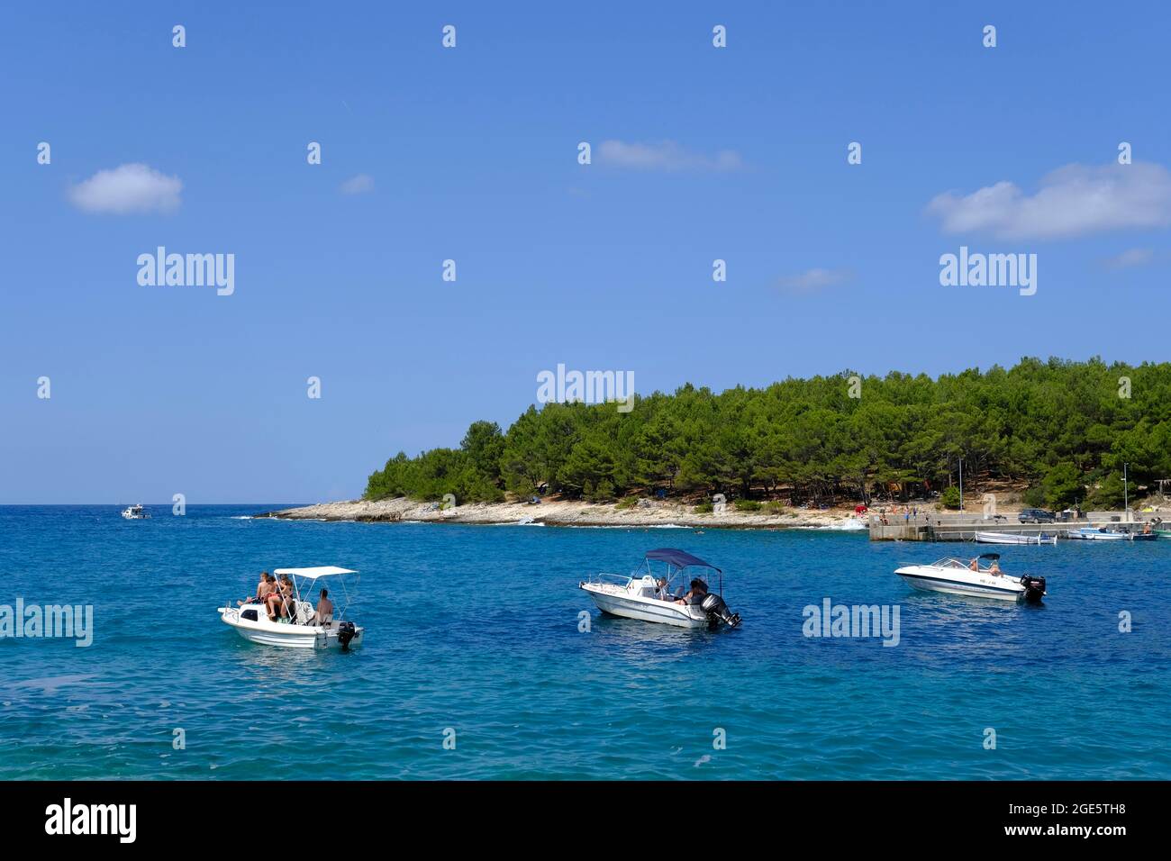 Bateaux en mer sur la côte, parc naturel du Cap Kamenjak, RT Kamenjak ...