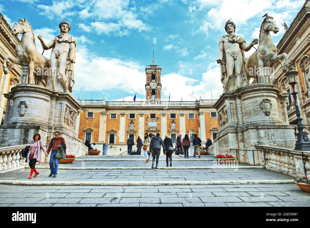 Escalier avec escalier de marches pour la place du Capitole, statues en ...