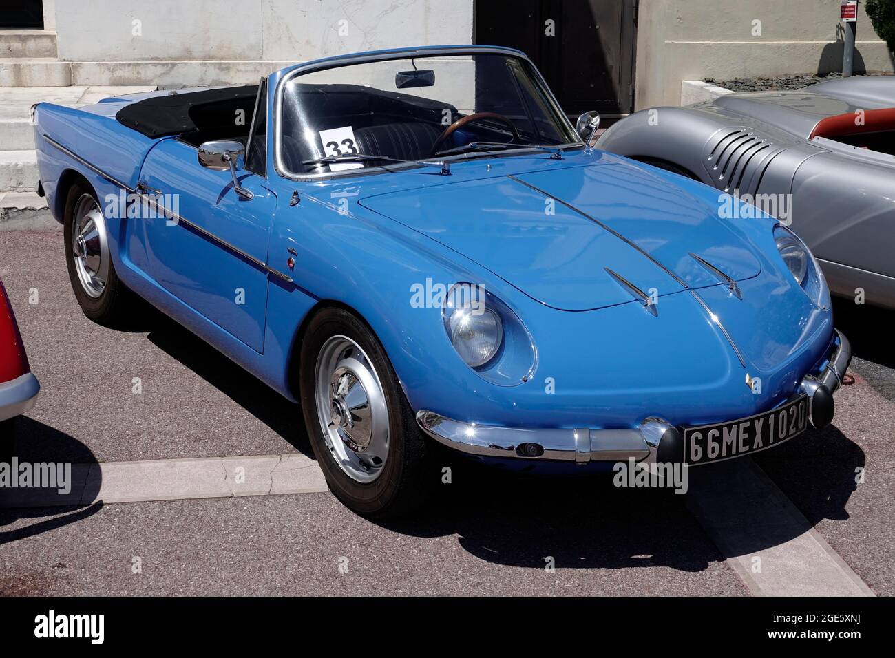 Renault Alpine A110 Cabriolet, voiture classique, garée face à la mer ...