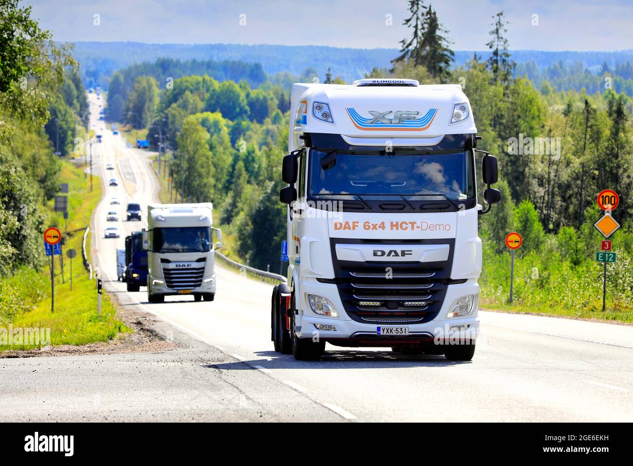 DAF XF Heavy Trucks, modèle nouvelle génération en arrière-plan, sur la ...