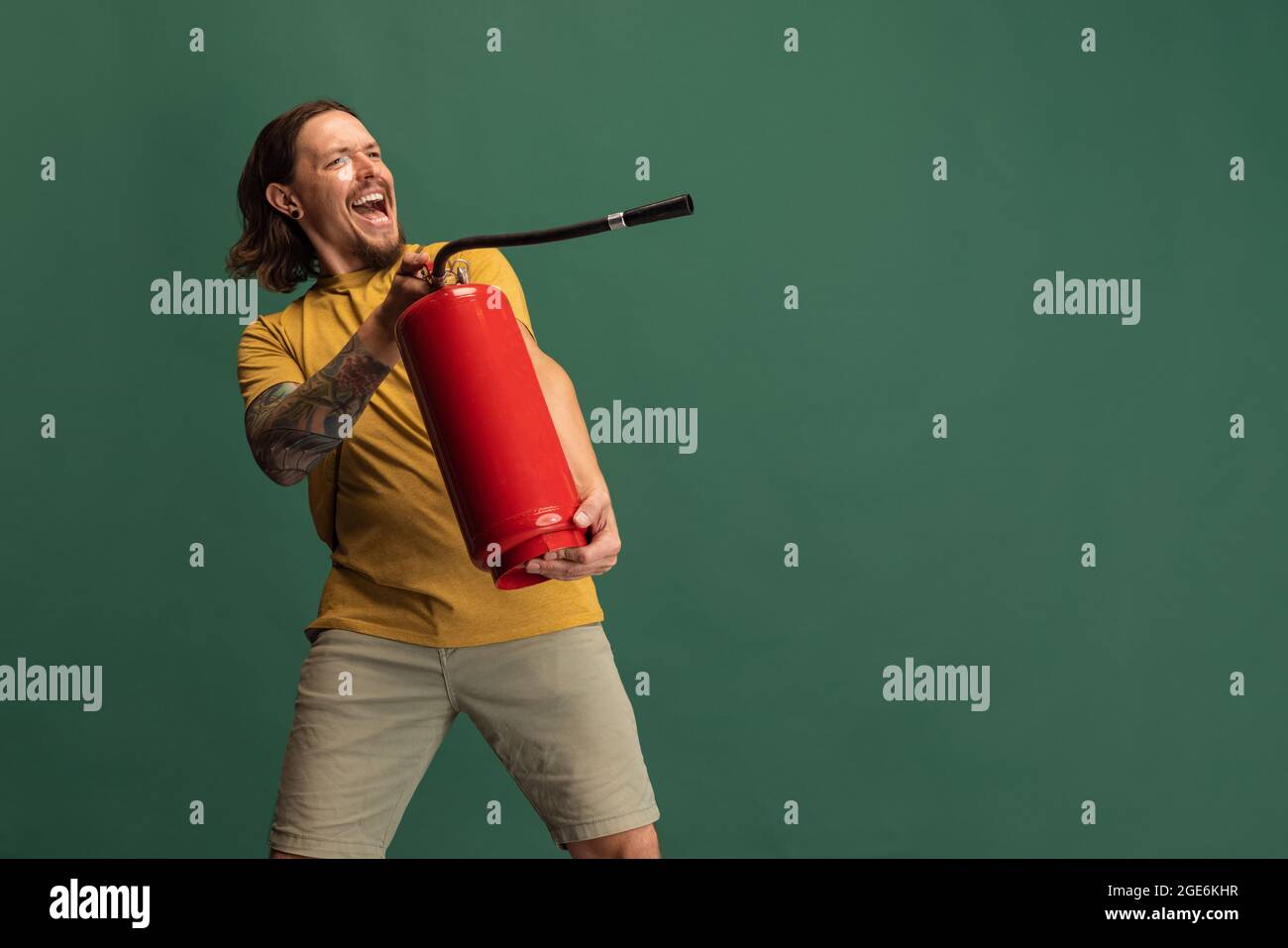Portrait comique d'un jeune homme avec extincteur d'incendie ayant l ...