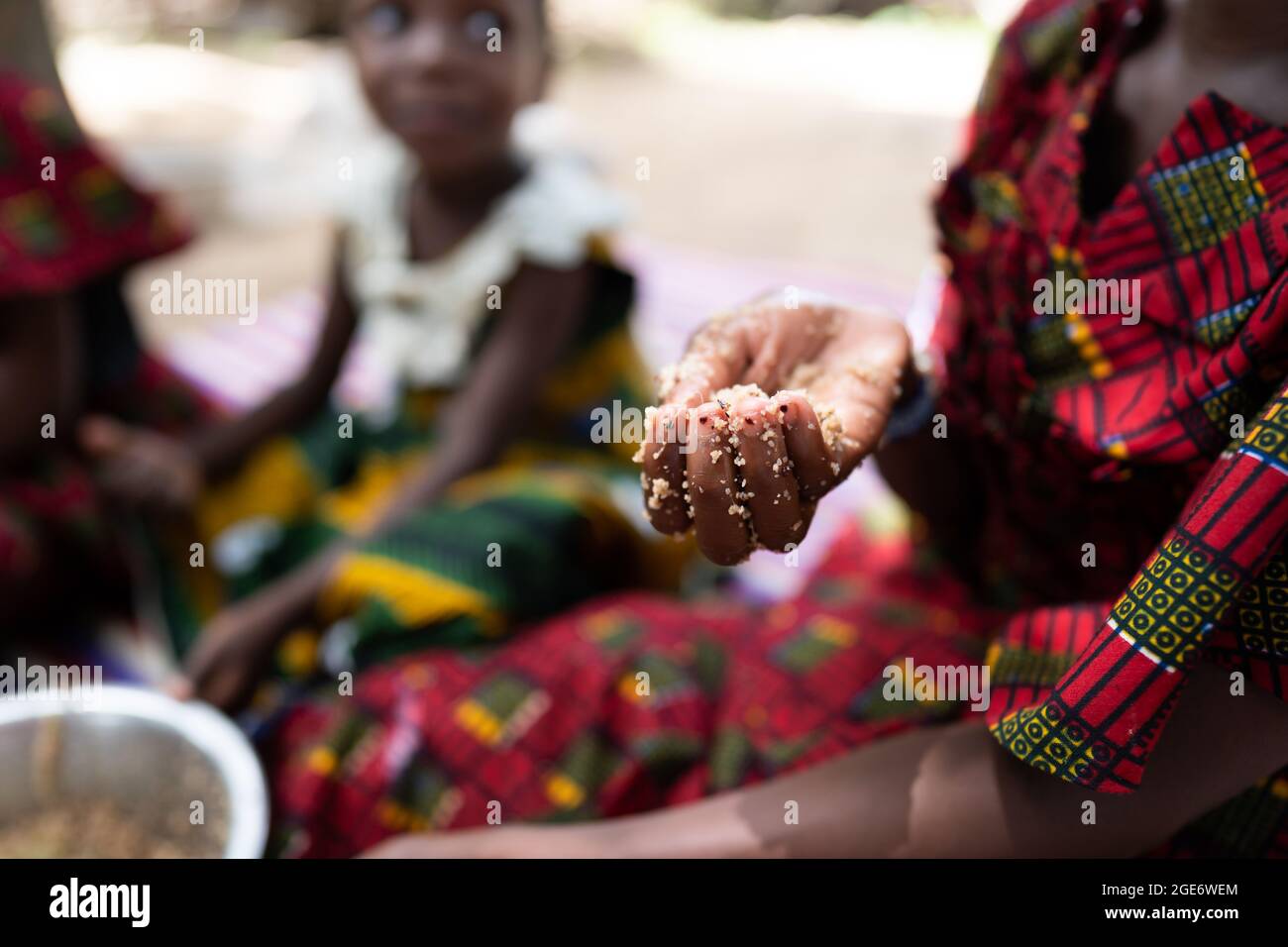 Famine afrique main enfant Banque de photographies et d’images à haute ...