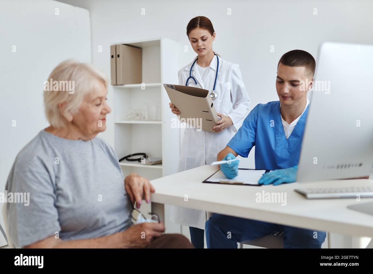 une infirmière et un médecin examinant un patient dans un diagnostic de ...