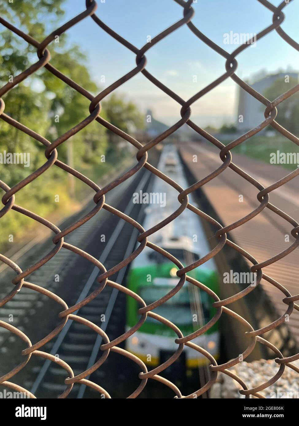 Plan vertical d'un train visible à travers une clôture Photo Stock - Alamy