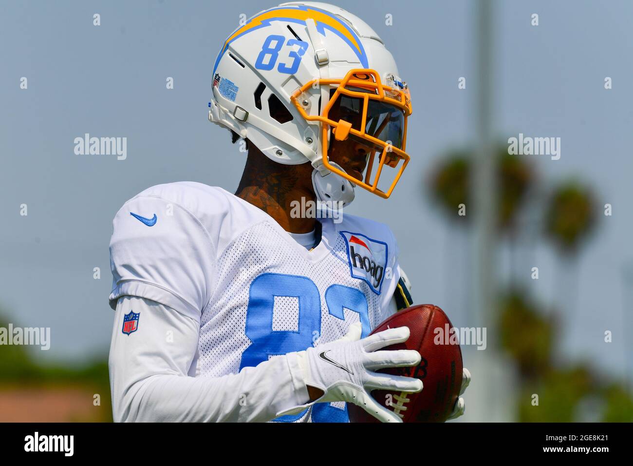 Tyron Johnson (83), grand receveur des Chargers de Los Angeles, attrape ...