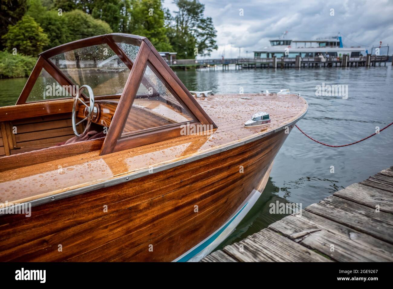 Vieux bateau à moteur en bois Banque de photographies et d’images à haute résolution - Alamy