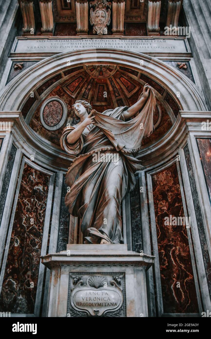 Photo sous angle de la statue de la Sainte-Veronica à l'intérieur de la ...