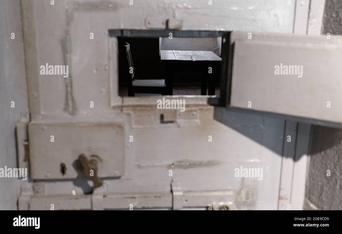 La porte de la cellule de la prison, à travers la trappe, vous pouvez ...