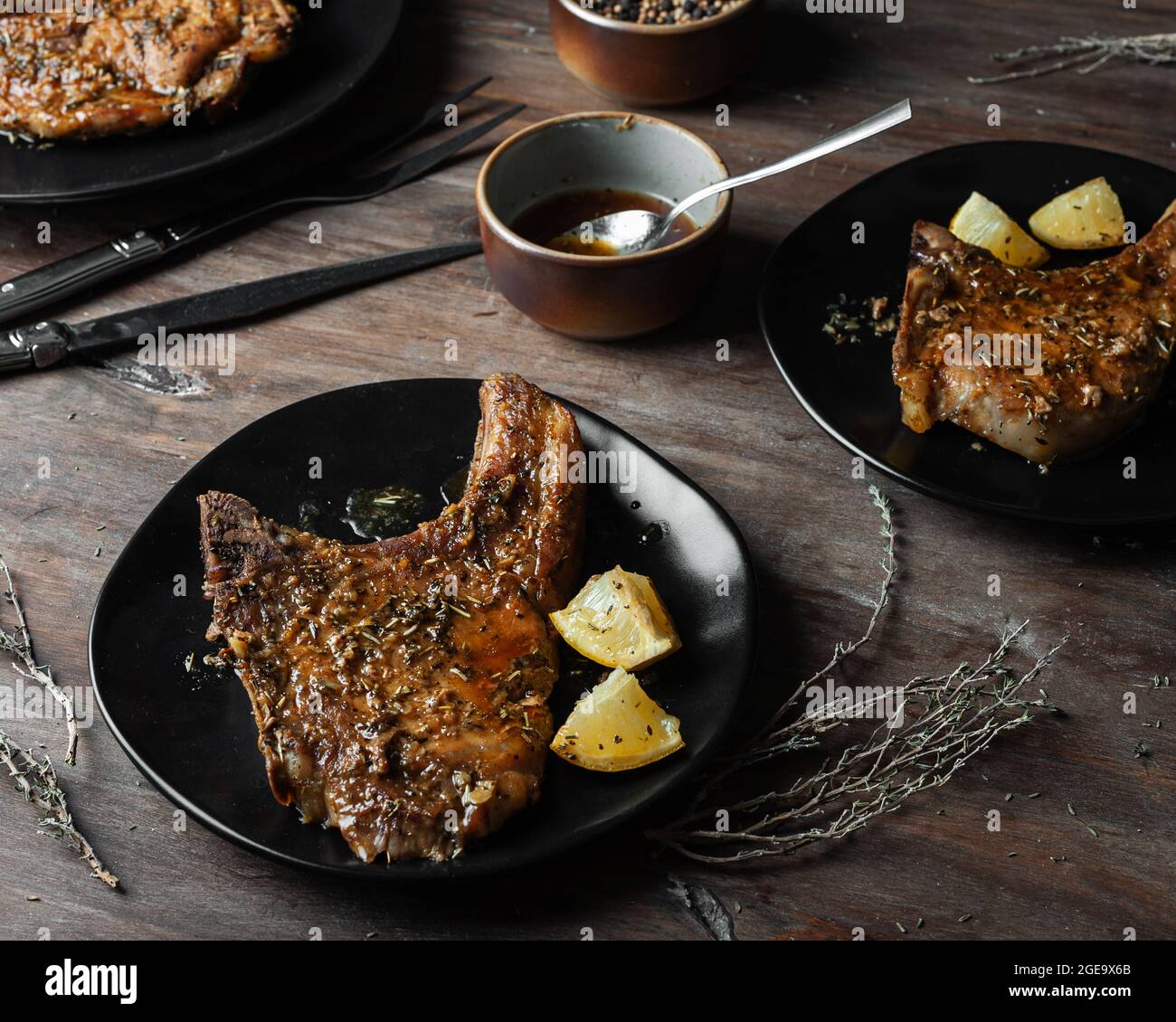 Gros plan d'un filet de porc avec des pommes de terre et du miel vu d ...