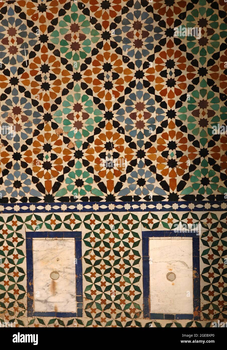 Zellige traditionnel et artisanal (carrelage) au Maroc Photo Stock - Alamy
