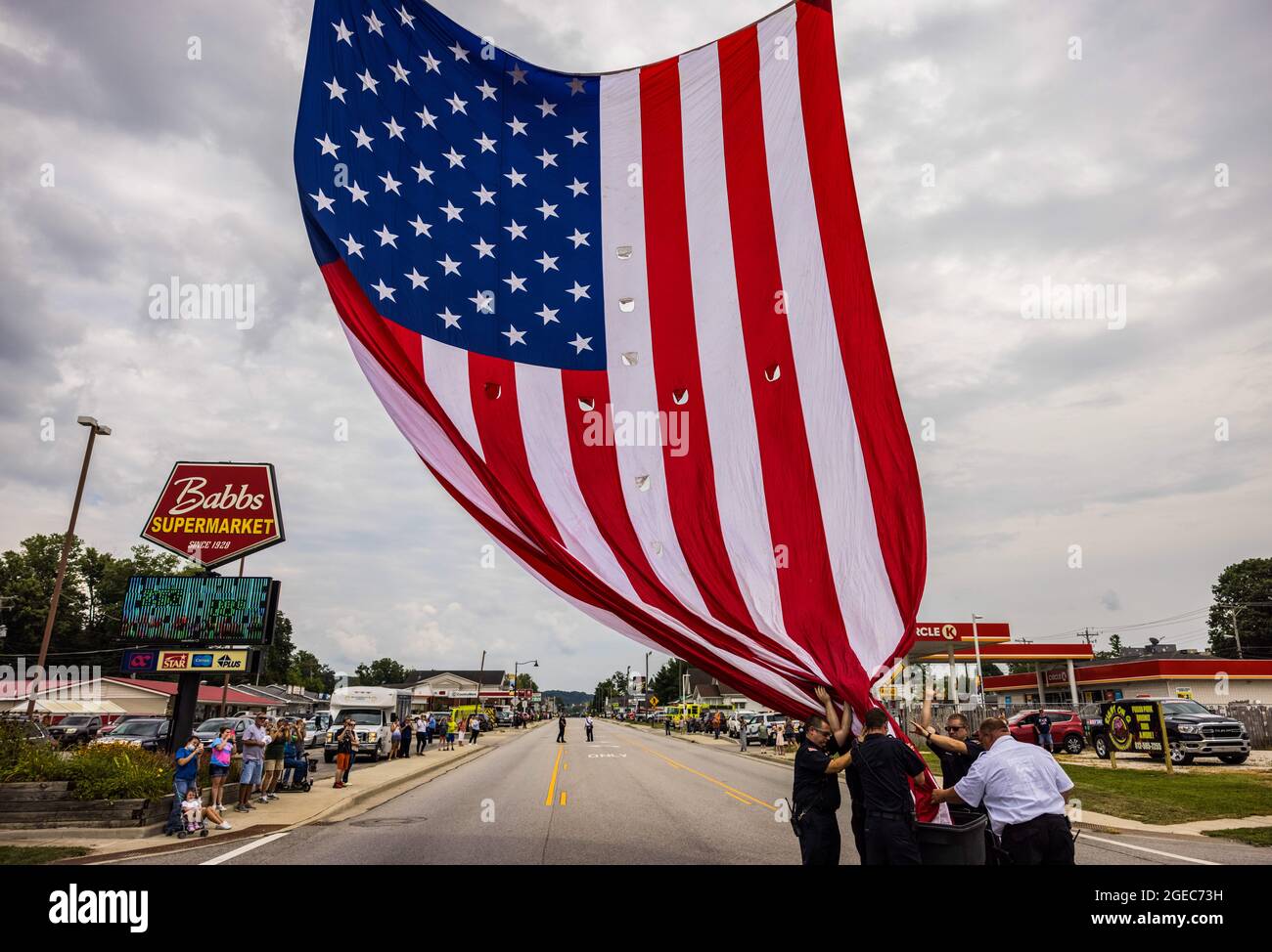 Bloomington, États-Unis. 18 août 2021. Les pompiers élèvent un drapeau ...