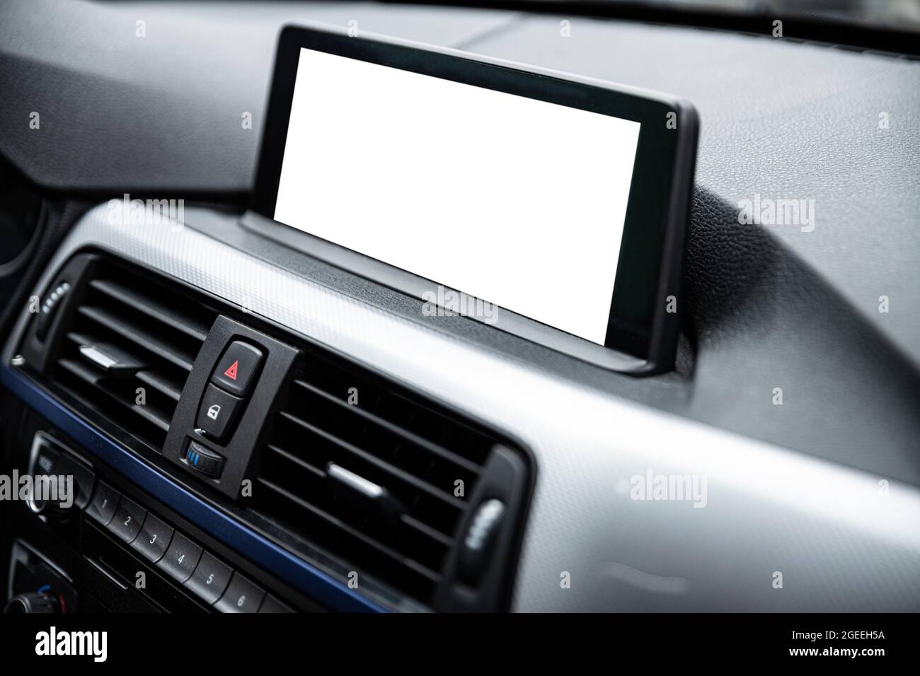 Le système multimédia de la voiture surveille l'écran avec un espace ...