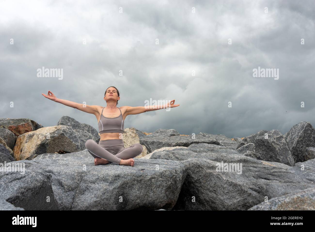 Position assise yoga femme Banque de photographies et d’images à haute ...