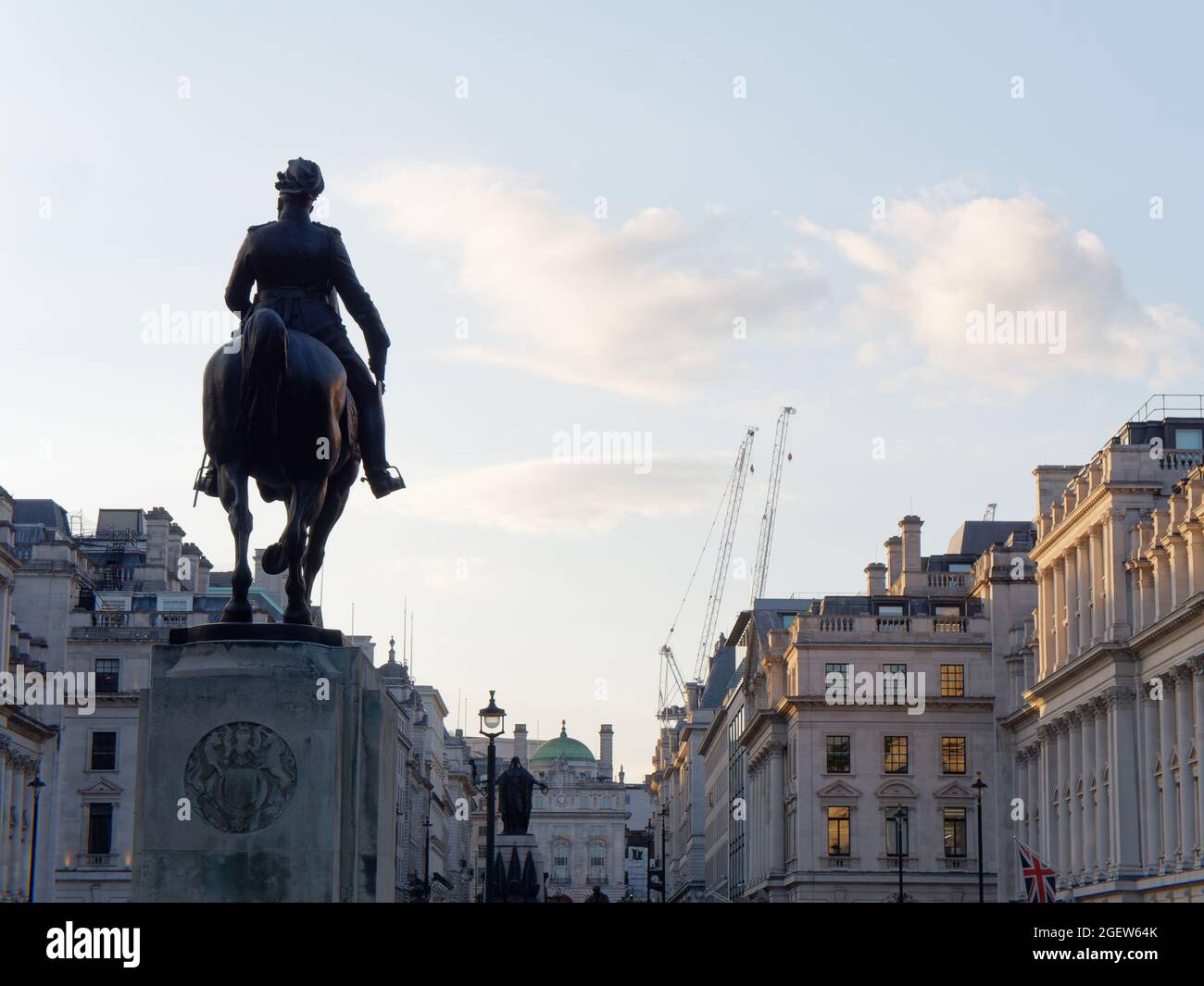 Waterloo place. Statue équestre Edward VII, Mémorial de la guerre de ...