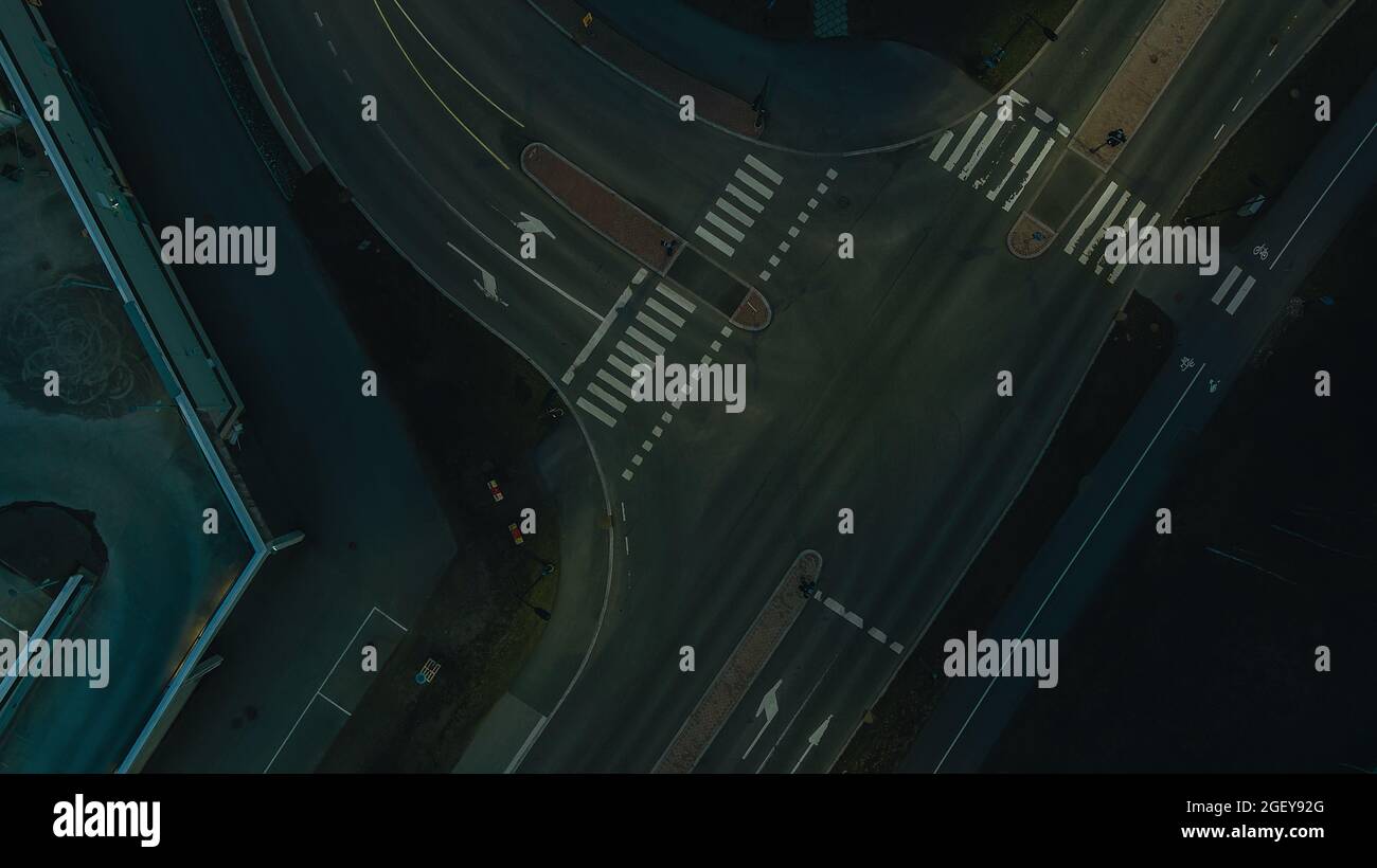 Vue aérienne d'un carrefour avec marquages routiers la nuit. Concept de ...