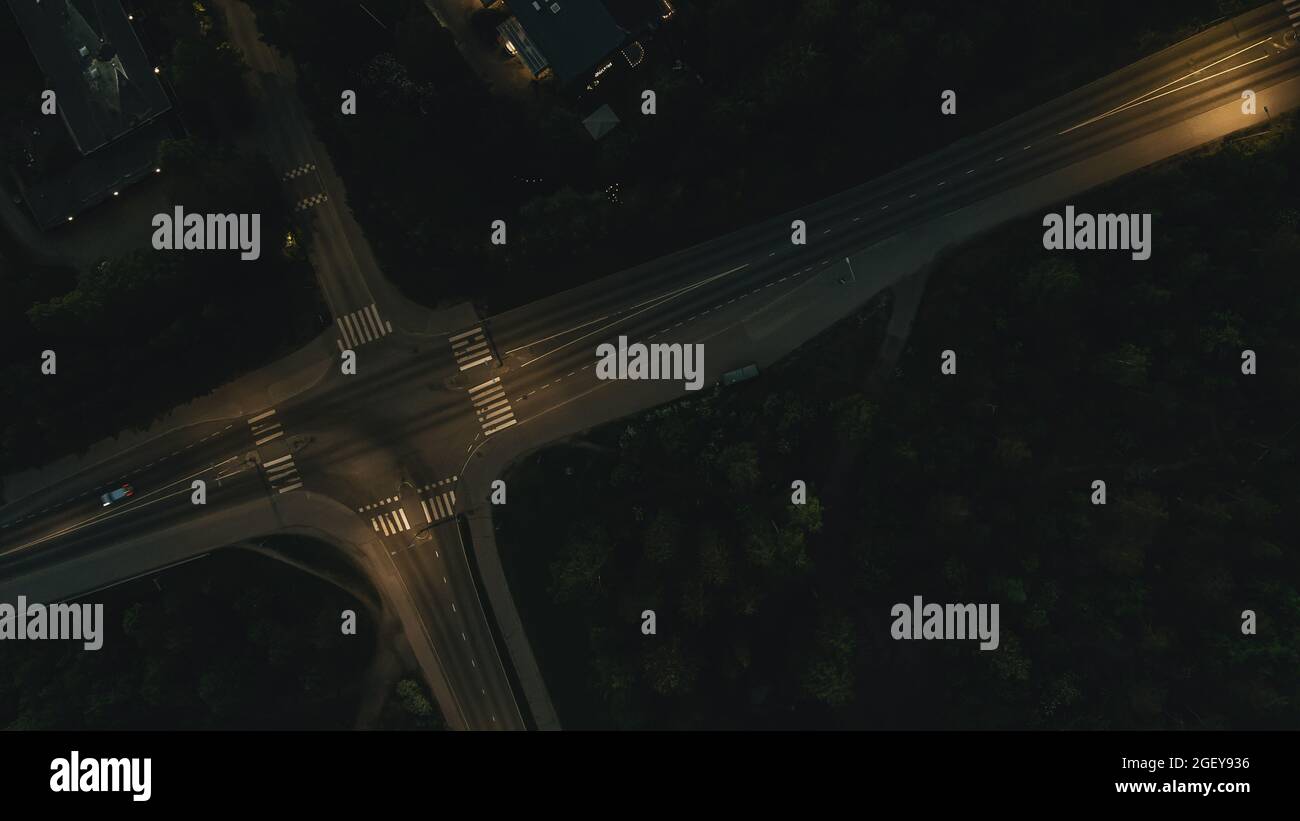 Vue aérienne d'un carrefour avec marquages routiers la nuit. Concept de ...