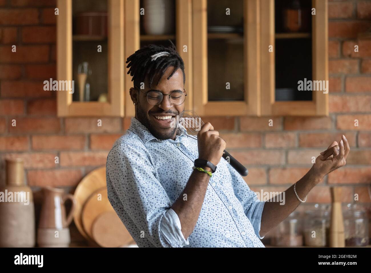 Blogueur homme noir Banque de photographies et d’images à haute ...