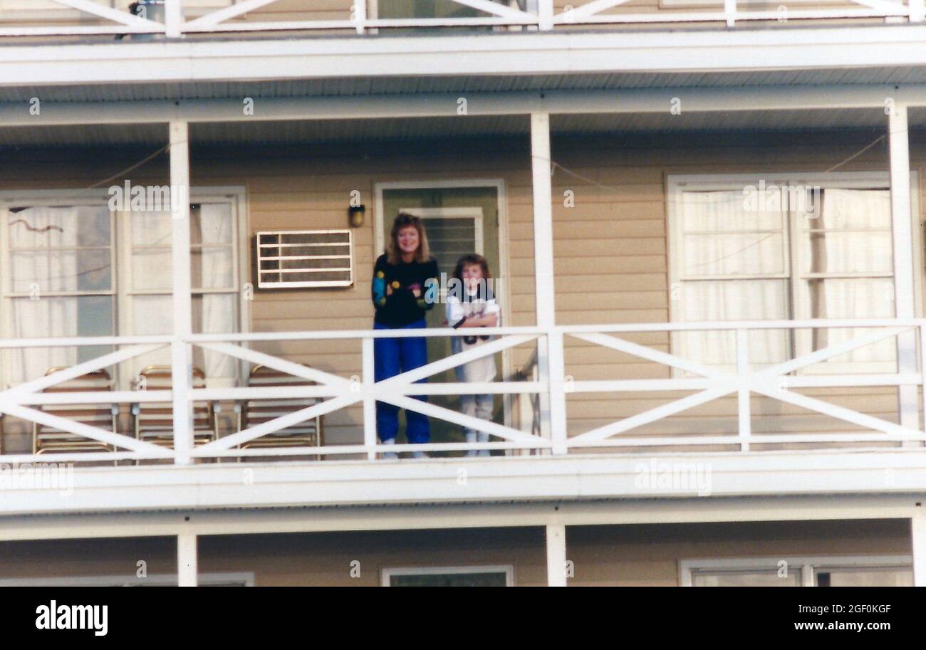 Vue Inclinée Dune Femme Et Dun Enfant Sur Un Balcon De Lhôtel à