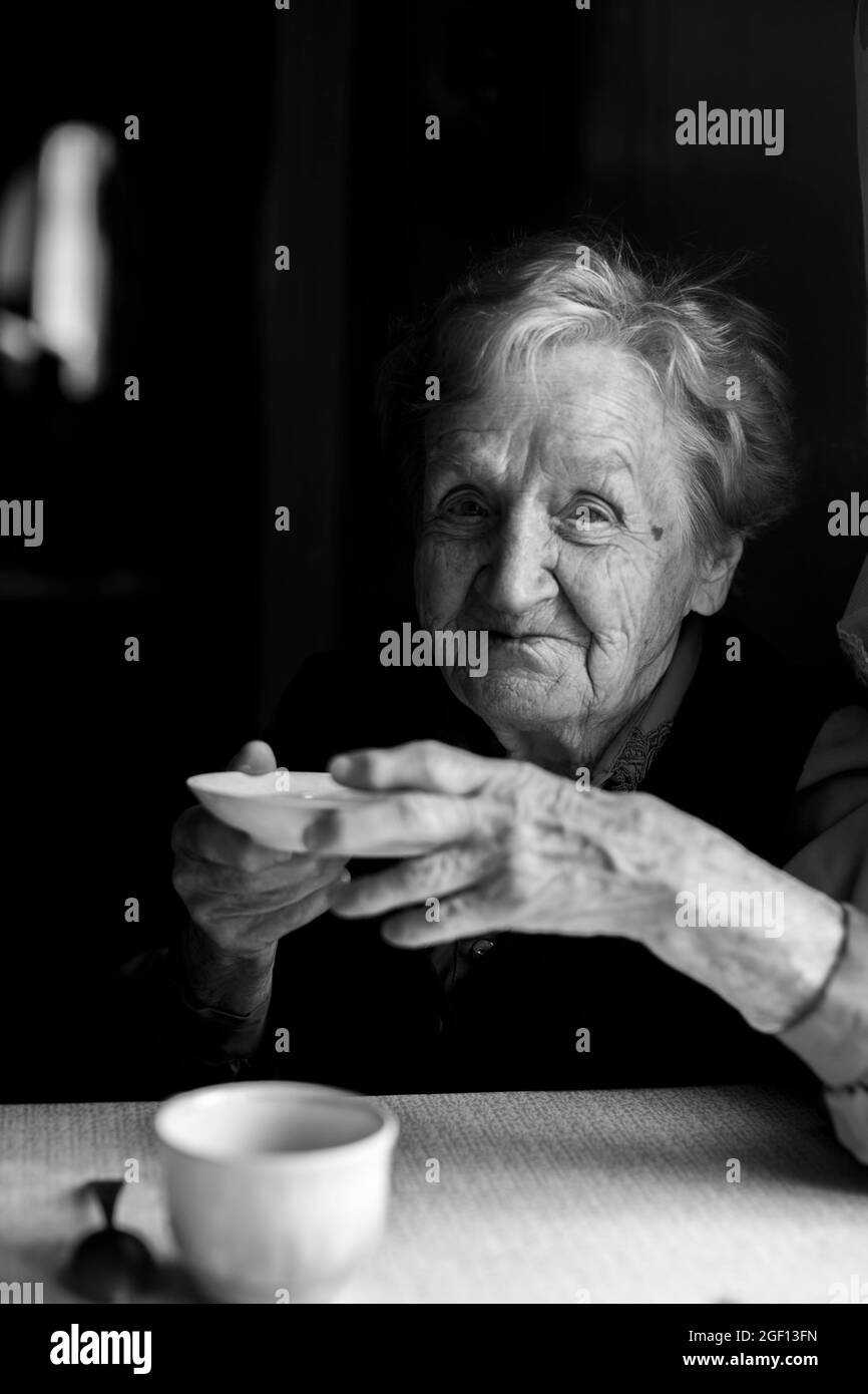 Old granny Banque de photographies et d’images à haute résolution - Alamy