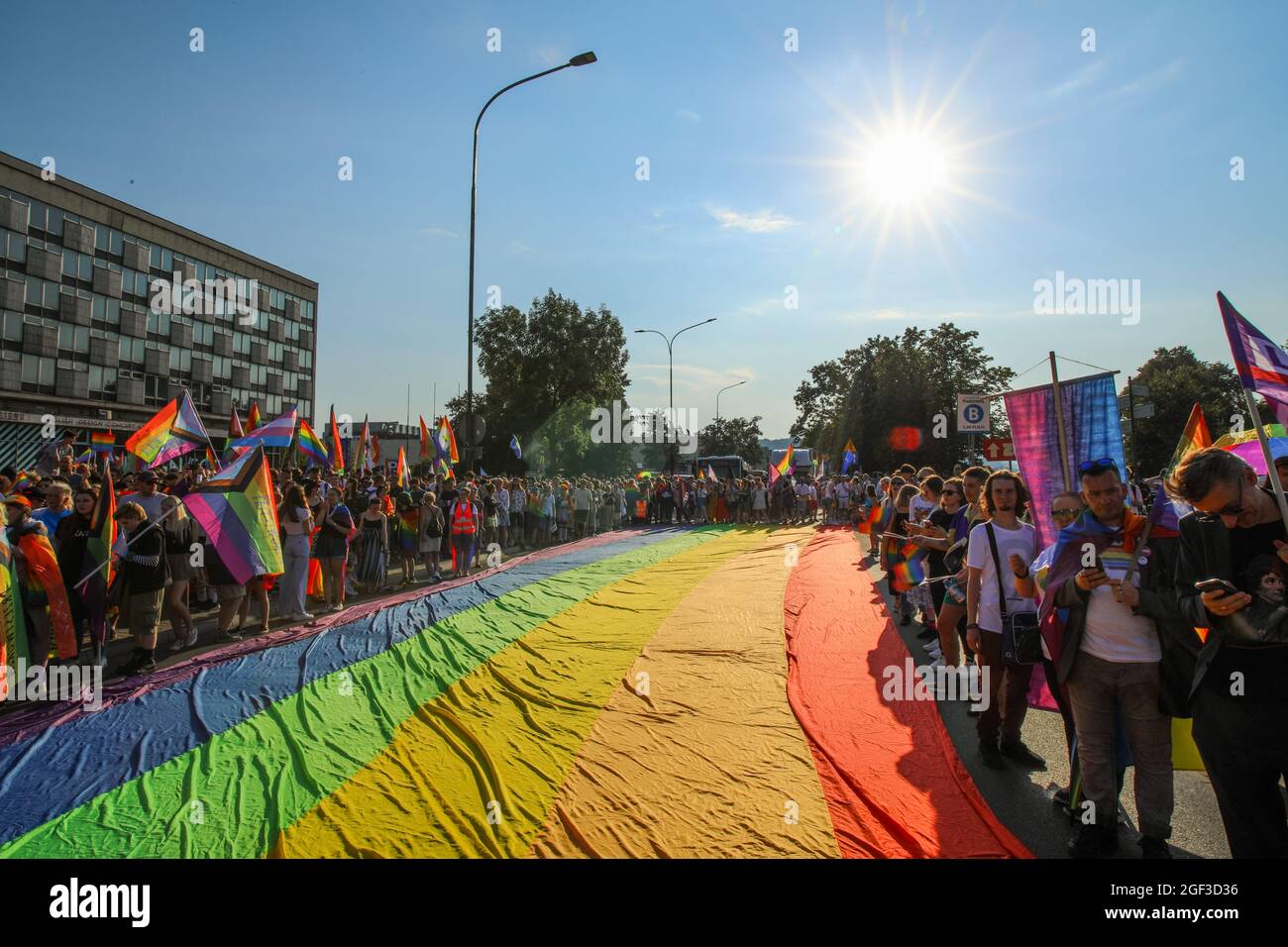Les participants du mois de mars sont vus en possession d'un drapeau ...