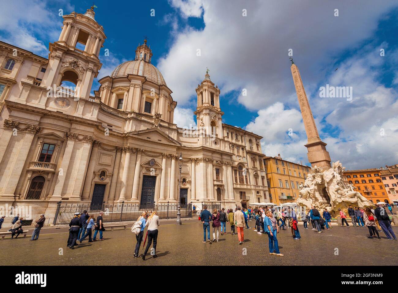 Les touristes visitent la célèbre Piazza Navona dans le centre ... Les touristes visitent la célèbre Piazza Navona dans le centre ...