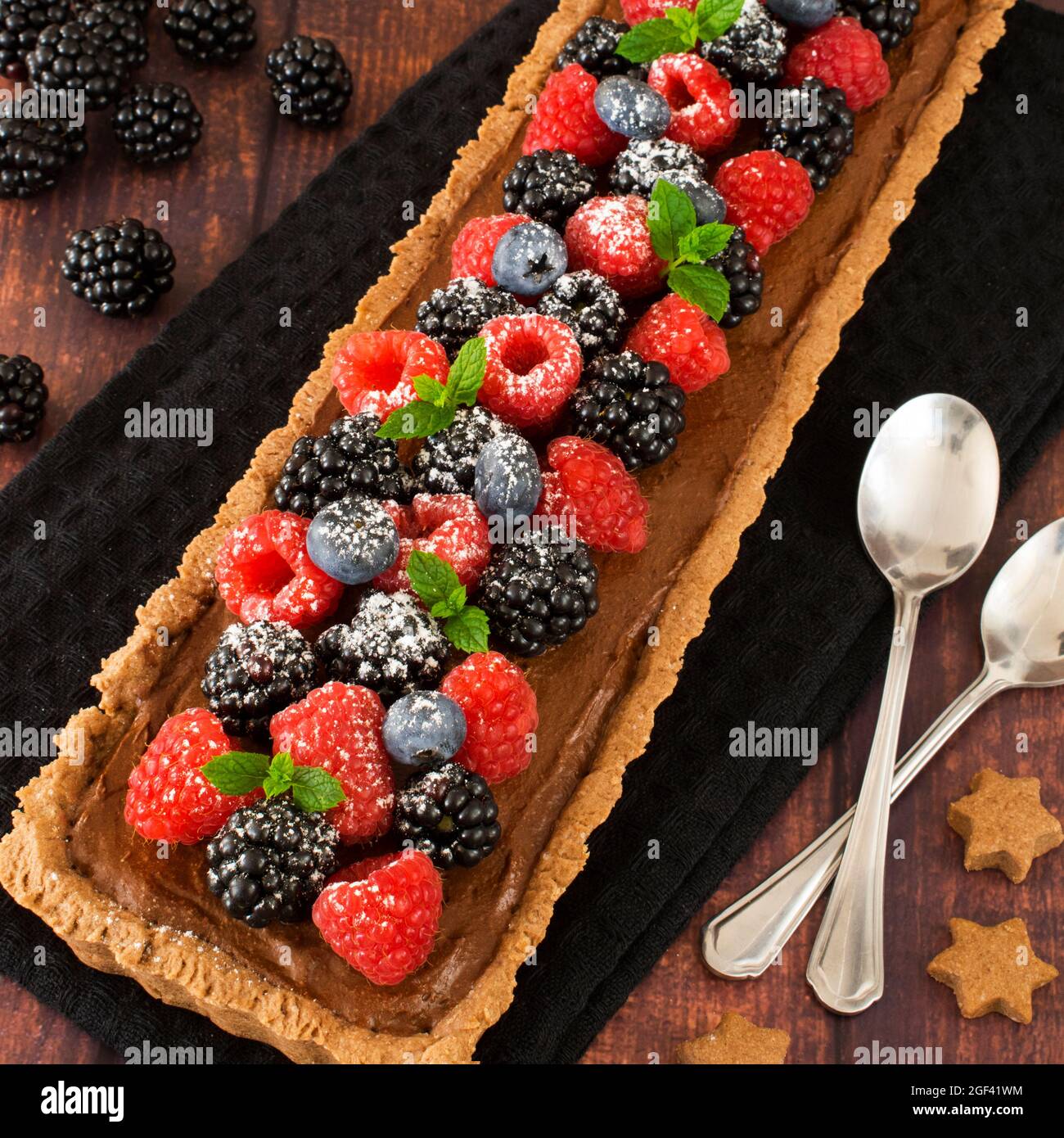 Tartelé avec de la mousse au chocolat, de la confiture de framboises et ...