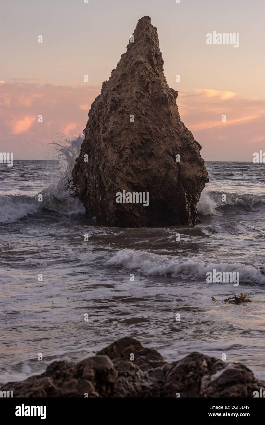 Vagues de l'océan roulant sur une plage Banque de photographies et d ...