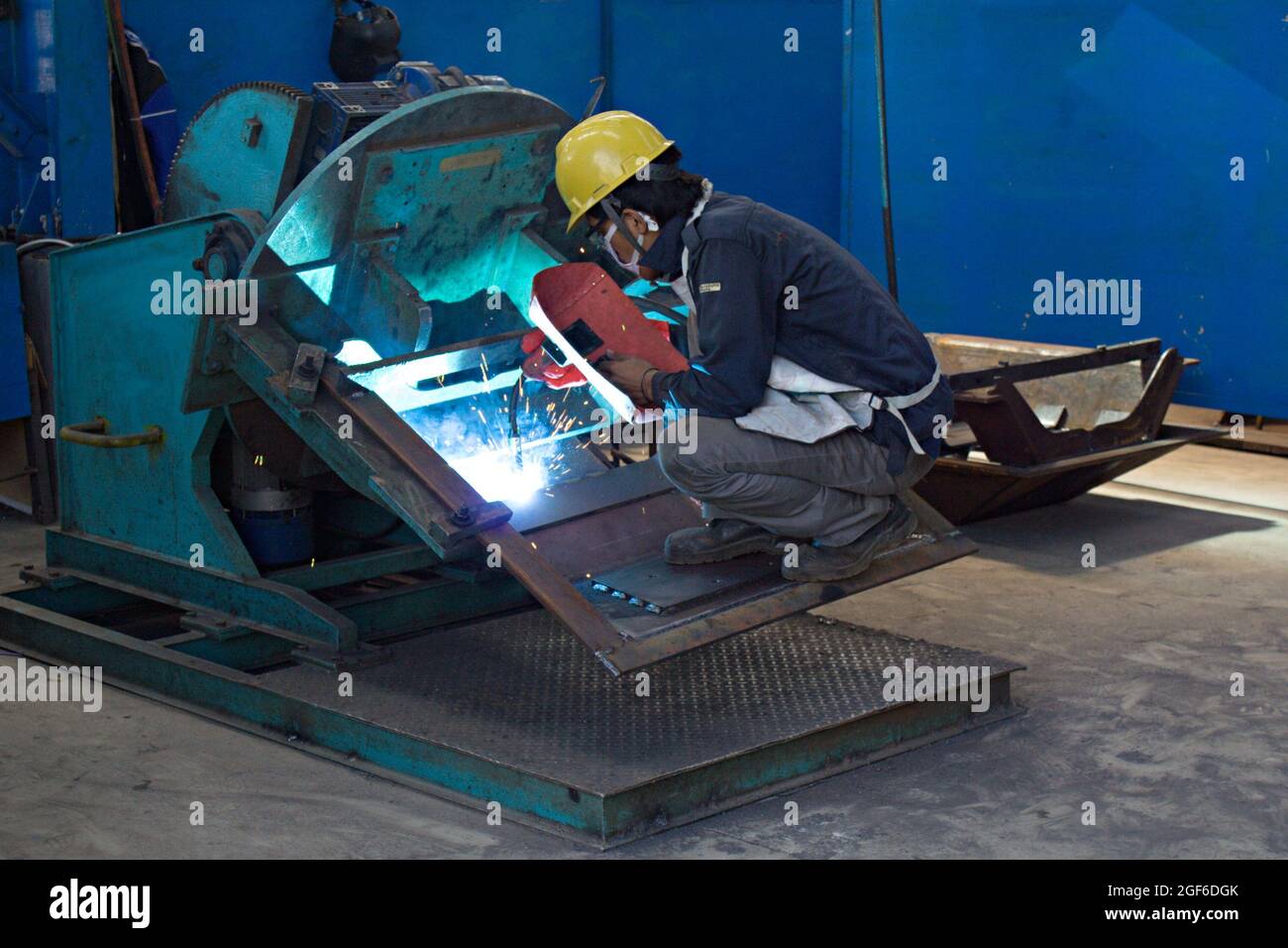 Un soudeur utilise une machine à souder à l'arc électrique dans un ...