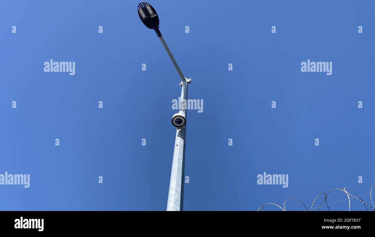 Prise de vue à angle bas d'une caméra de sécurité sur un poteau ...