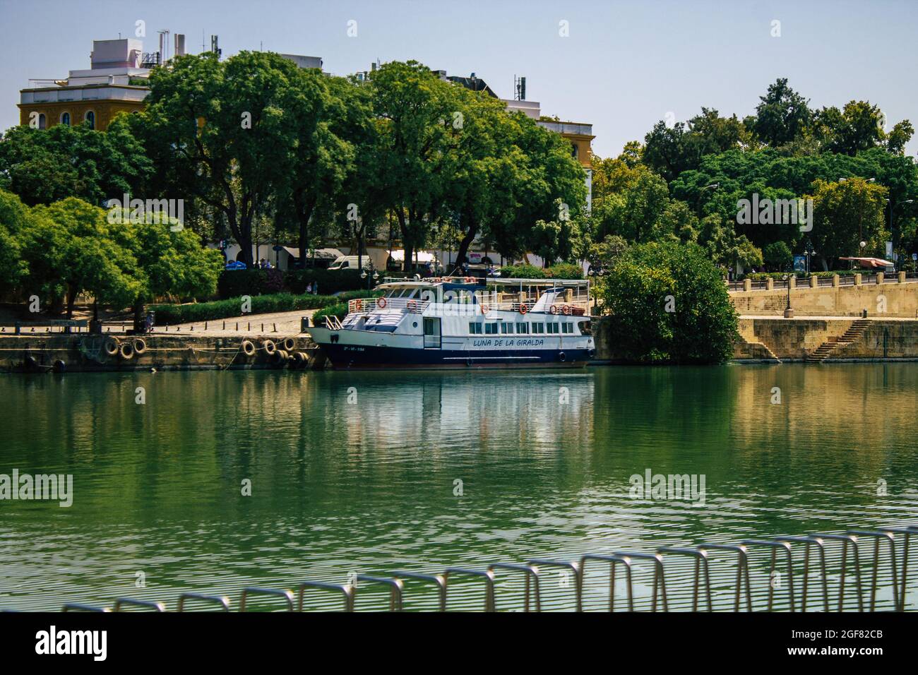 Séville Espagne 21 août 2021 Bateaux touristiques sur le fleuve ...
