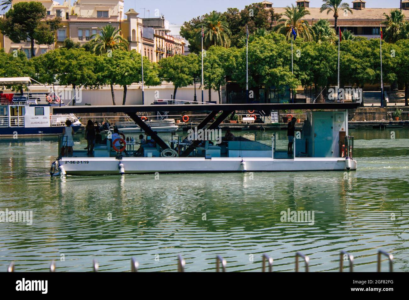 Séville Espagne 21 août 2021 Bateaux touristiques sur le fleuve ...