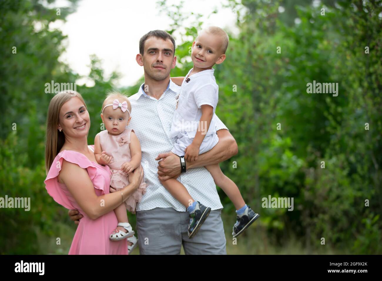 Mari, femme et leurs petits enfants. Portrait de famille dans la nature ...