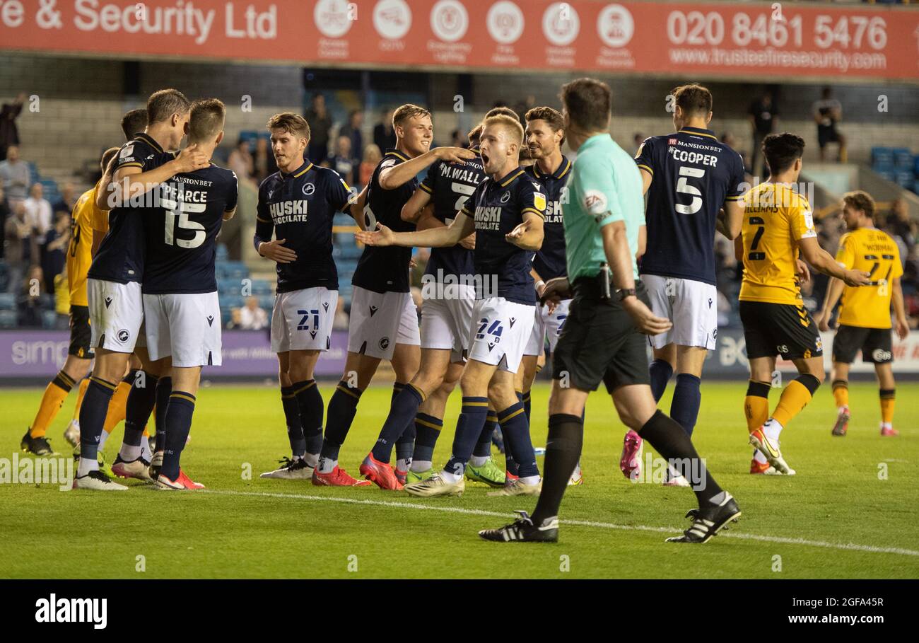 Millwall fans drink Banque de photographies et d’images à haute ...