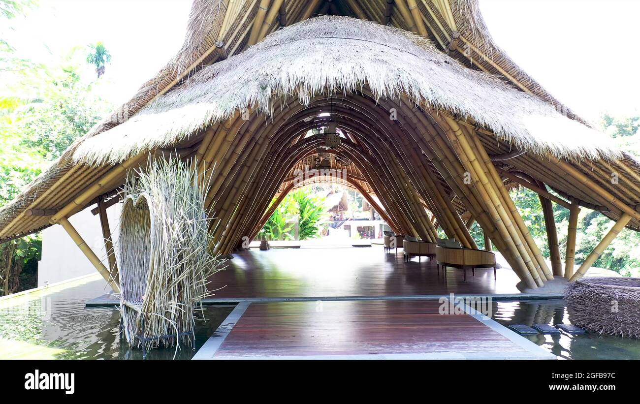 Survolez un hangar en bambou avec un toit en roseaux à Ubud, Bali. Vue ...