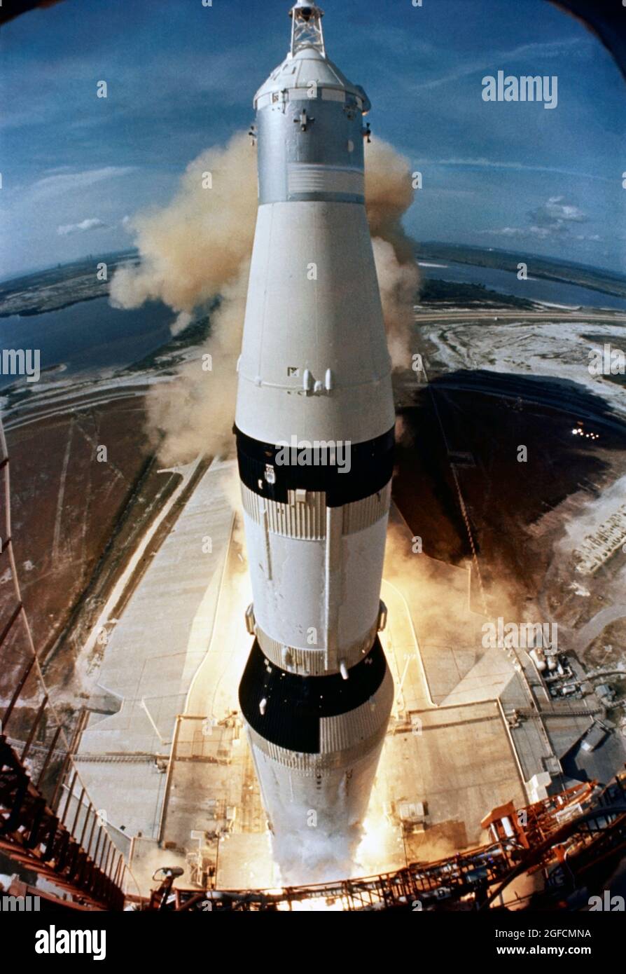 (16 juillet 1969) --- l'immense véhicule spatial Apollo 11 (vaisseau ...